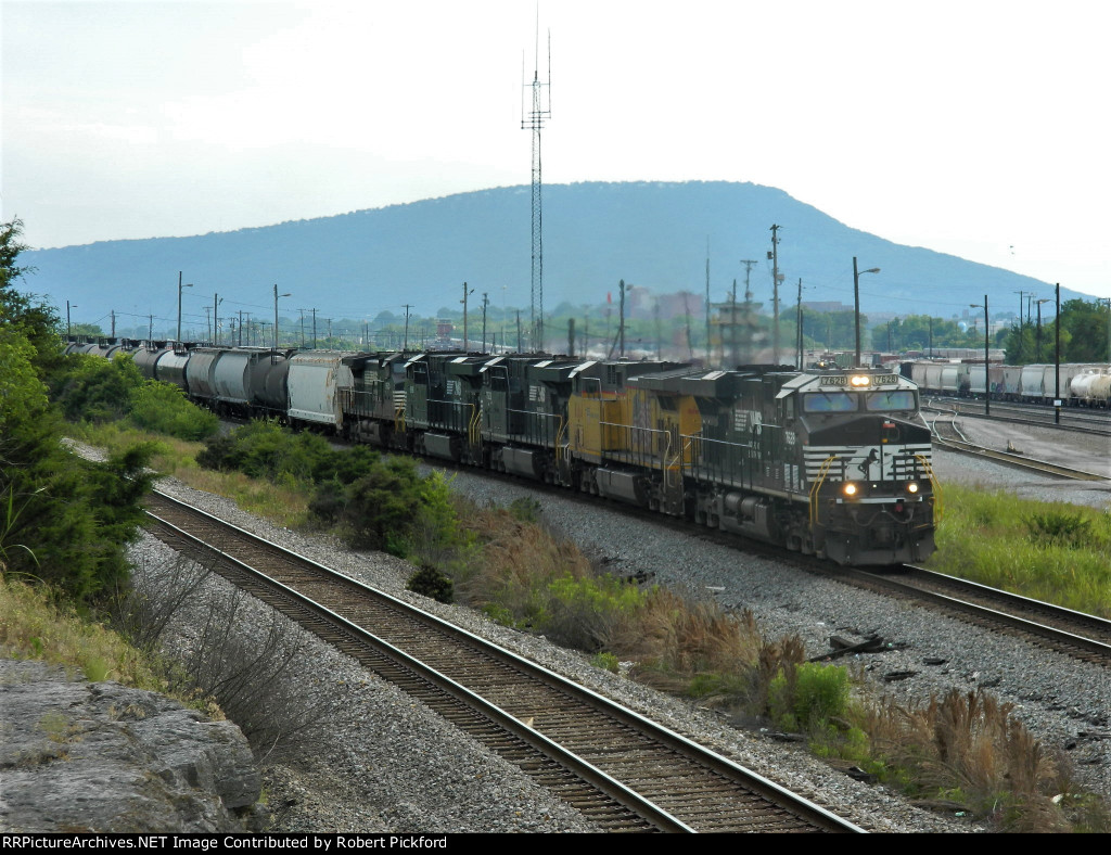 NS 7628 (ES40DC) UP 6164 (AC44CW) NS 7523 (ES40DC) 8096 (ES44AC) 9520 (C40-9W)